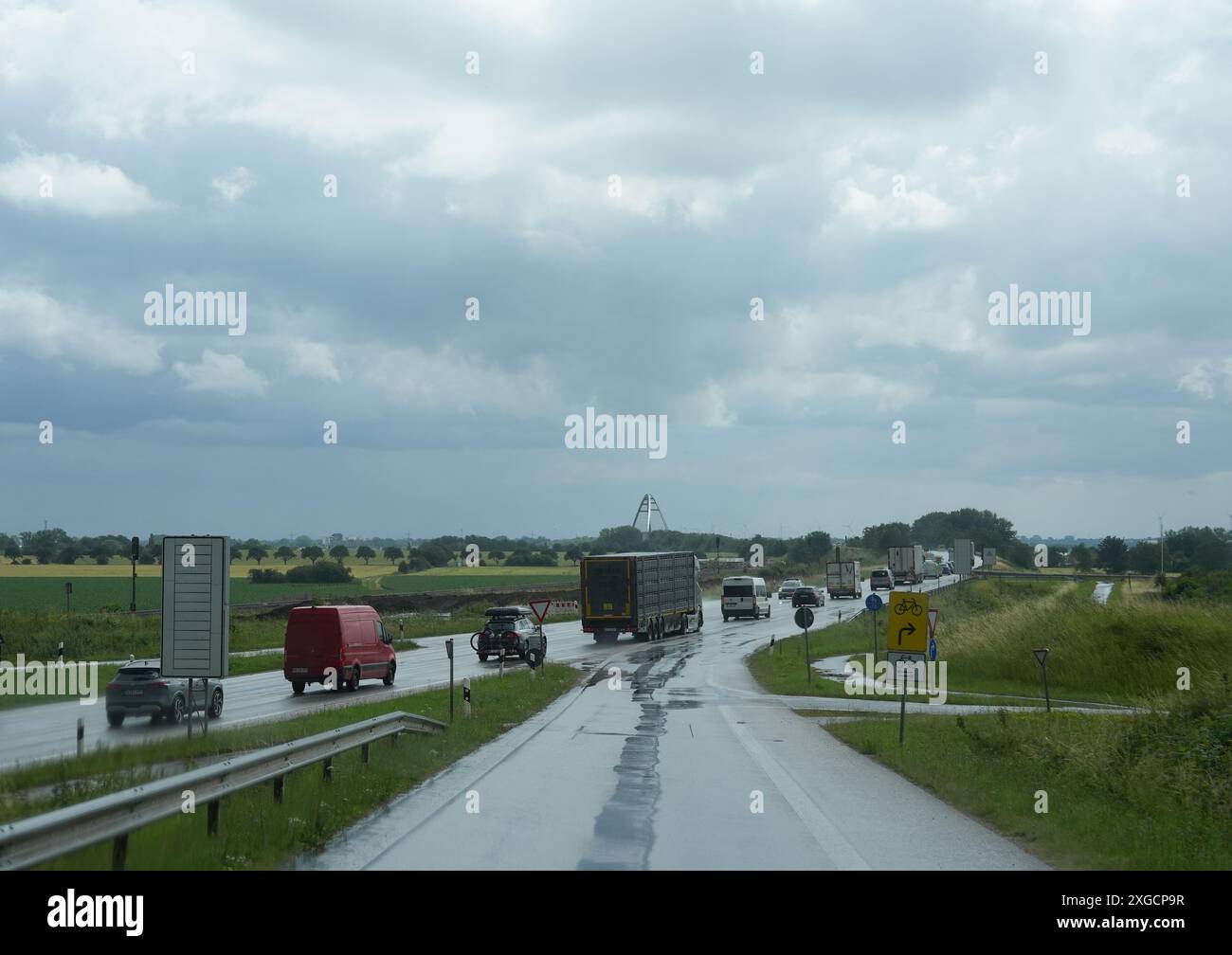 PRODUCTION - 03 July 2024, Schleswig-Holstein, Burg Auf Fehmarn: Cars ...