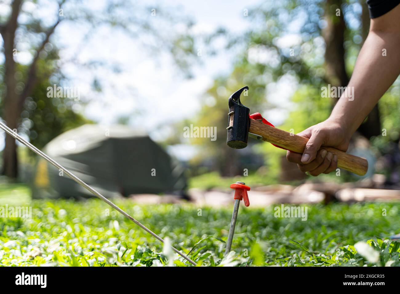 Man setting up camping tent hi-res stock photography and images - Alamy