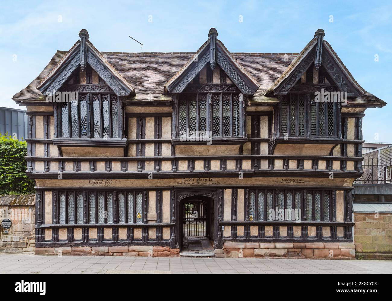 Timber framing tudor architecture hi-res stock photography and images ...
