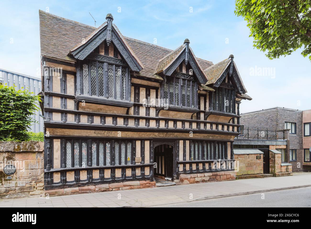 Timber framing tudor architecture hi-res stock photography and images ...