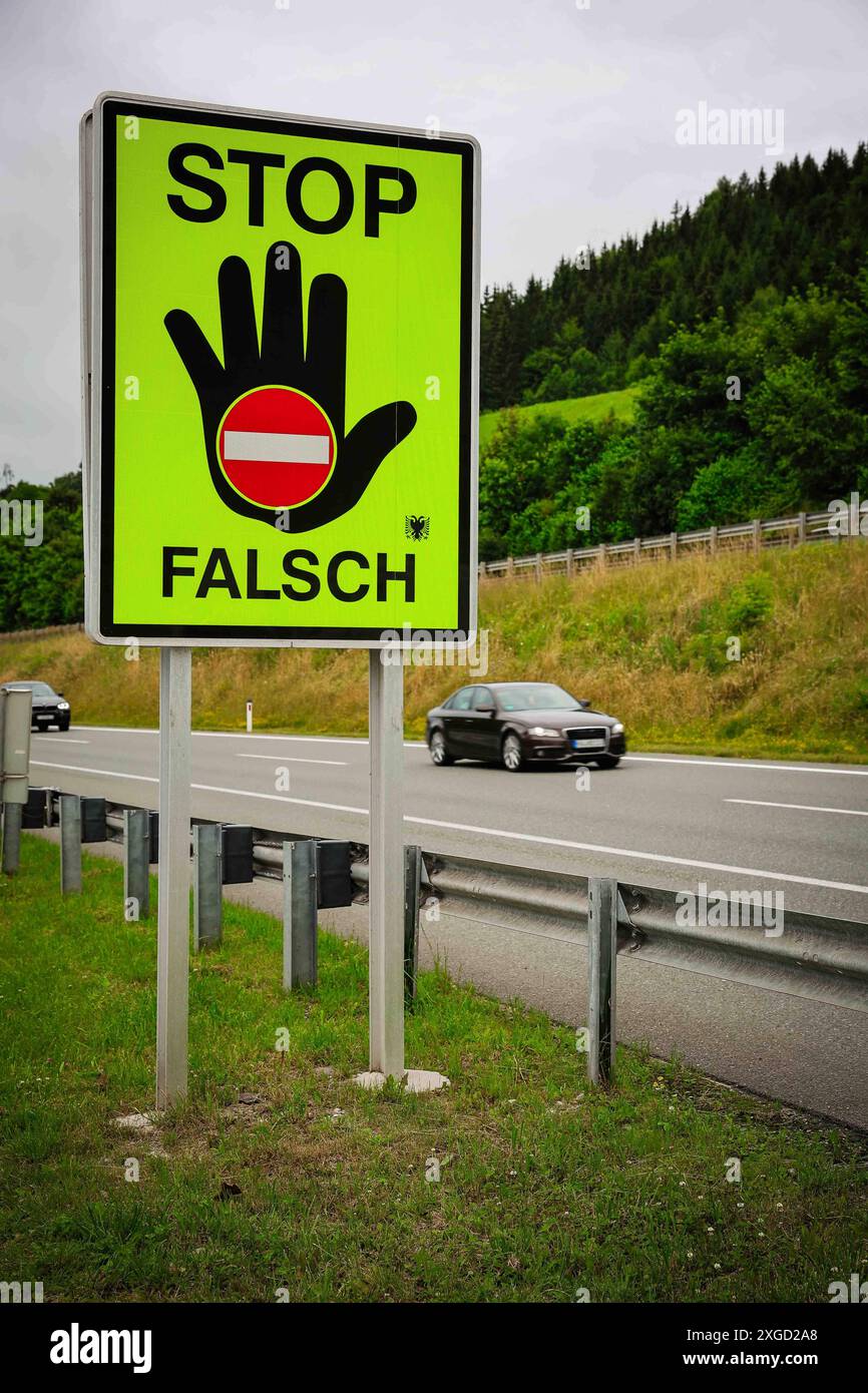 Verkehrszeichen verkehrszeichen warnschilder hi-res stock photography ...