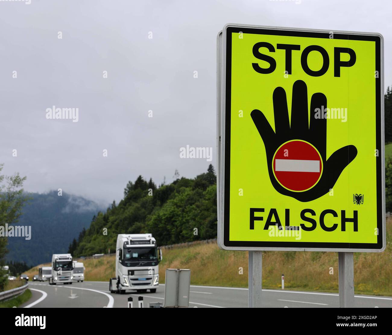 Verkehrszeichen verkehrszeichen warnschilder hi-res stock photography ...