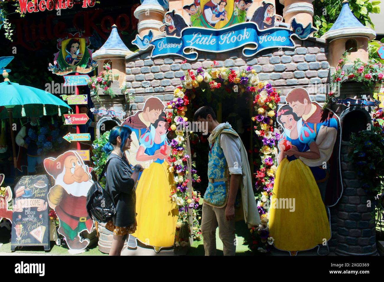 Snow white cape disney hi-res stock photography and images - Alamy
