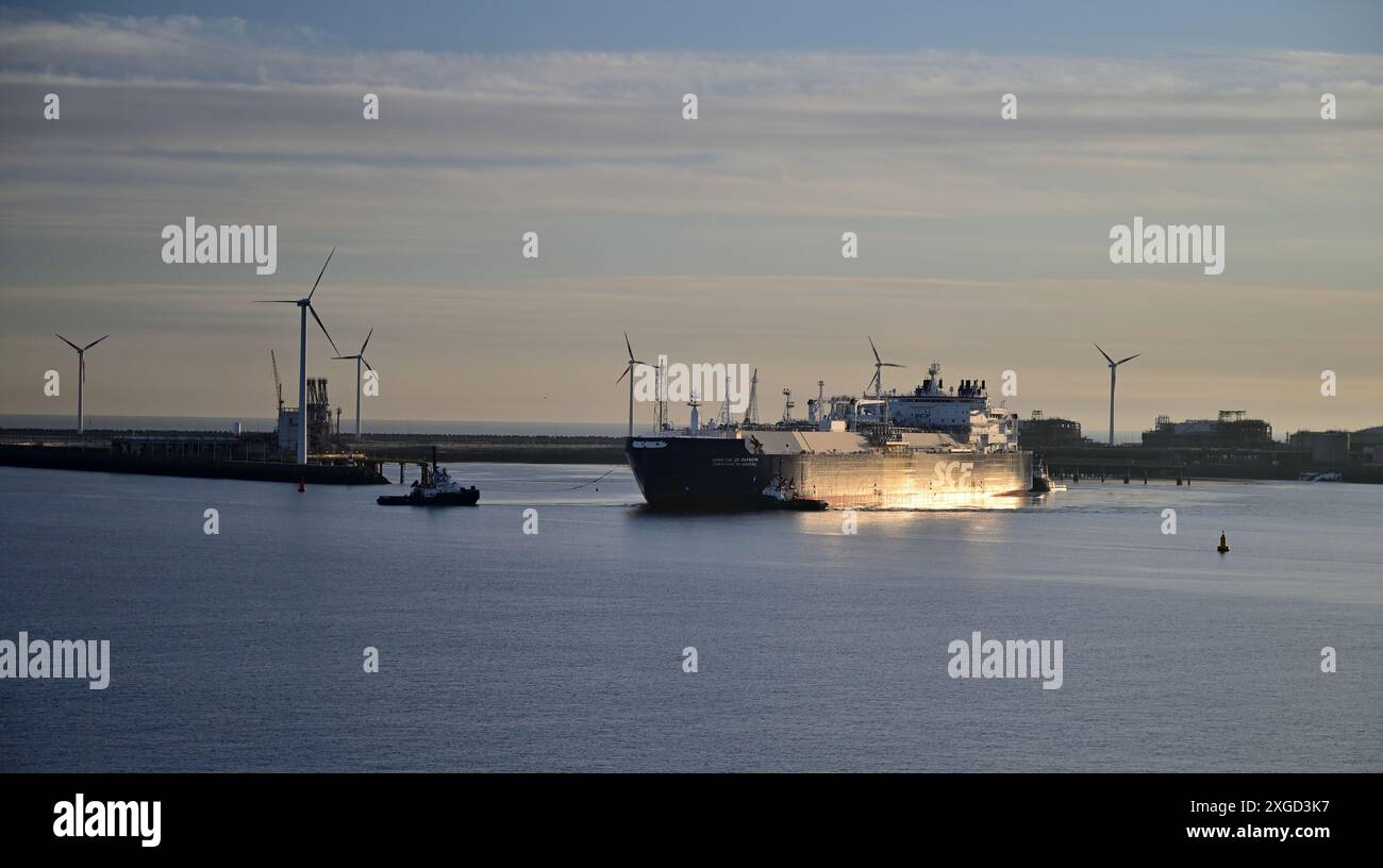 Lng tanker tug boat hi-res stock photography and images - Alamy