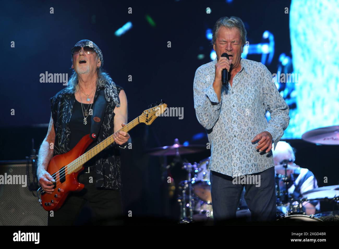 Bassist Roger Glover links und Sänger Ian Gillan beim Auftritt von Deep ...