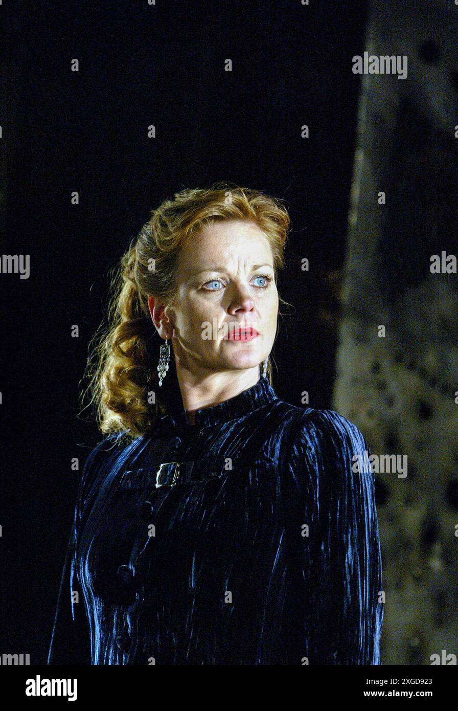 Samantha Bond (Lady Macbeth) in MACBETH by Shakespeare at the Albery ...