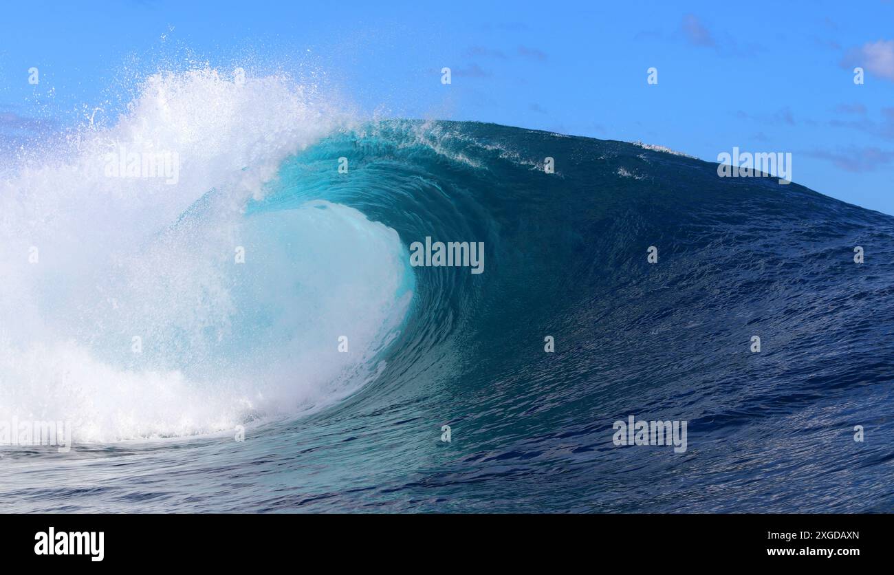 Breaking wave, Teahupo'o, Tahiti, French Polynesia, South Pacific ...