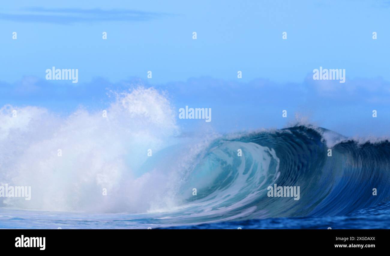 Breaking wave, Teahupo'o, Tahiti, French Polynesia, South Pacific ...