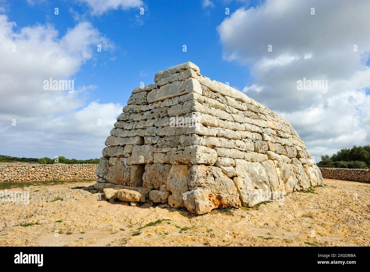 Naveta d'Es Tudon, megalithic chamber tomb, 1130-820 BC, Menorca ...