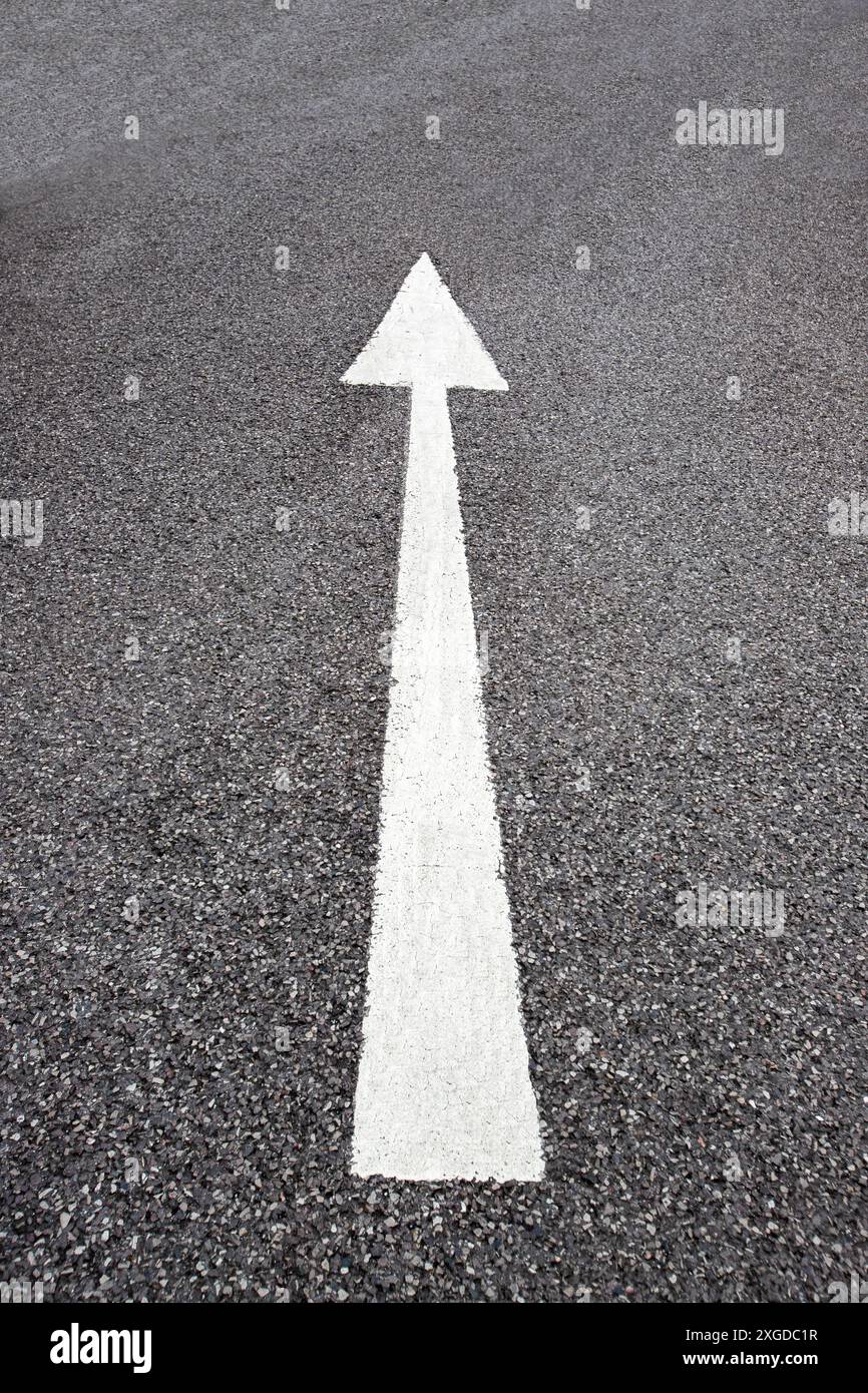 Arrow sign painted white hi-res stock photography and images - Alamy