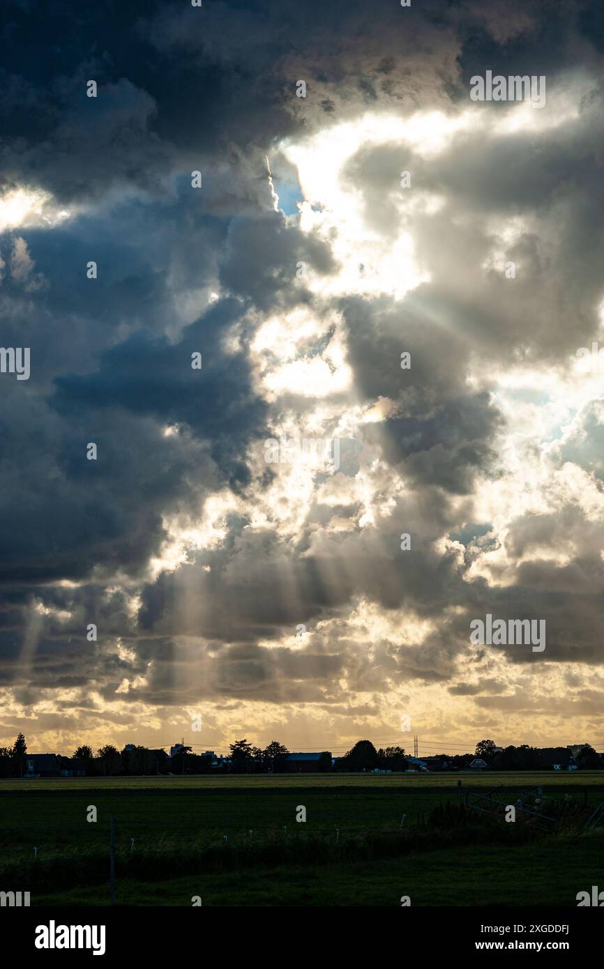 Vertical dramatic cloudscape sun rays hi-res stock photography and ...