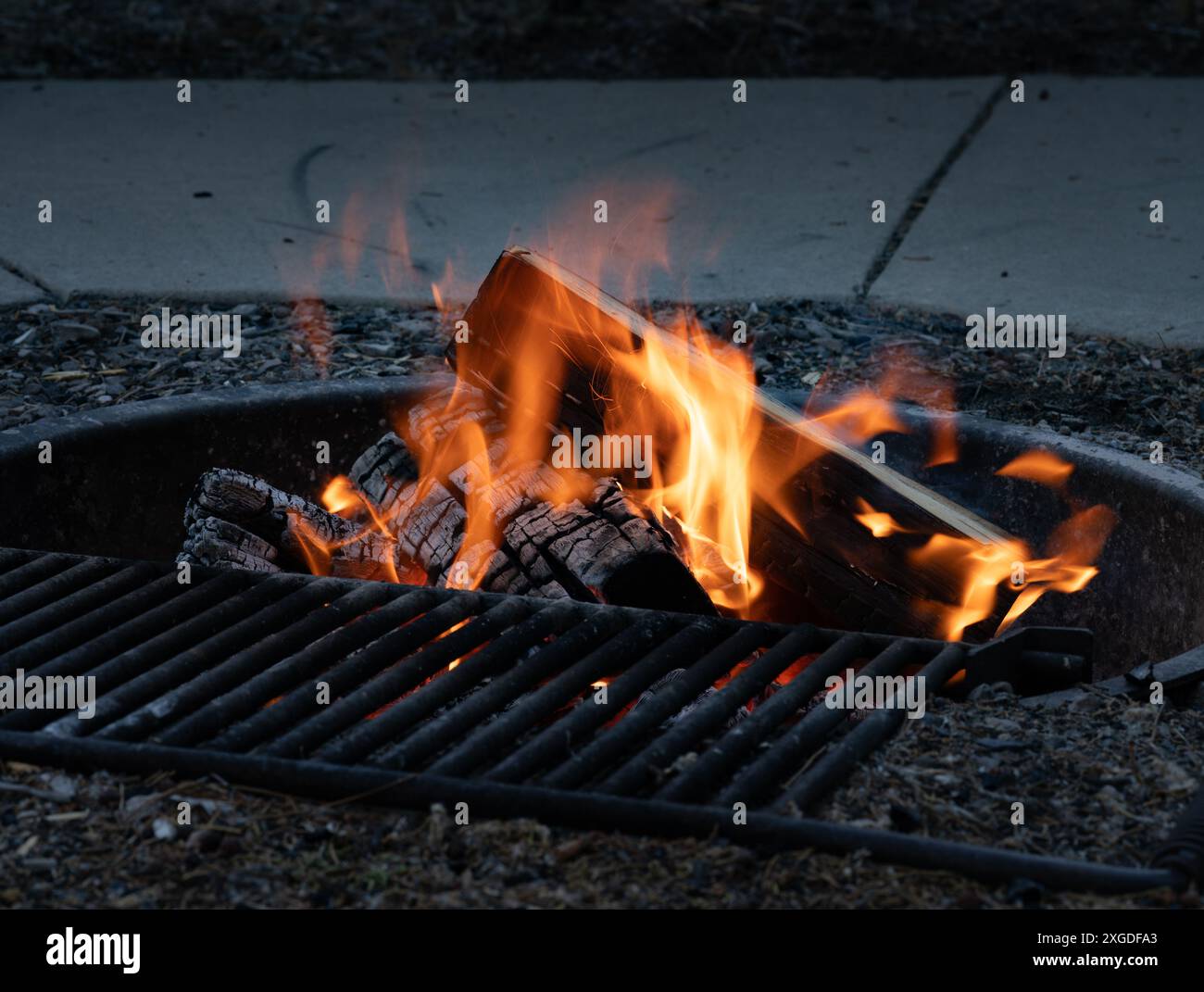 Camp fire grate hi-res stock photography and images - Alamy