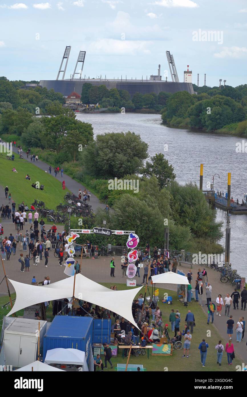 Blick aus einem Riesenrad auf das Bremer Weserstadion, die Heimat des ...