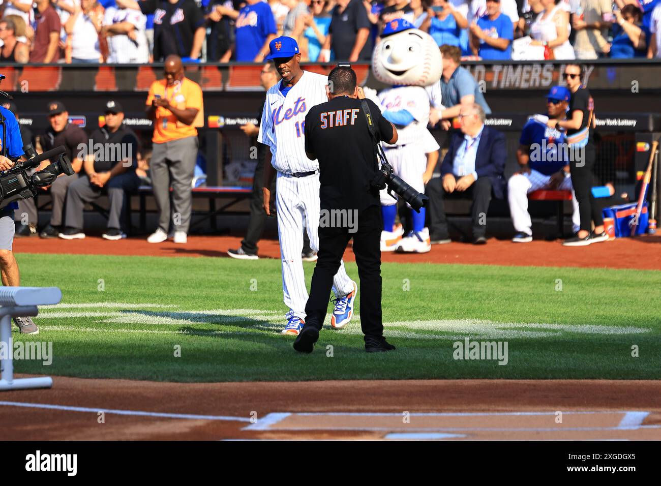 Former New York Mets pitcher Dwight Gooden #16 is introduced and ...