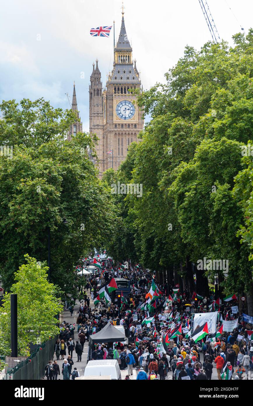 Pro Palestine protesters gathering on Victoria Embankment below the ...