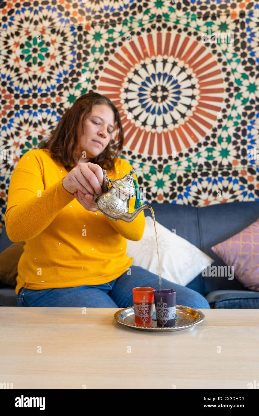 Woman pouring mint tea in a Moroccan tea shop Stock Photo - Alamy