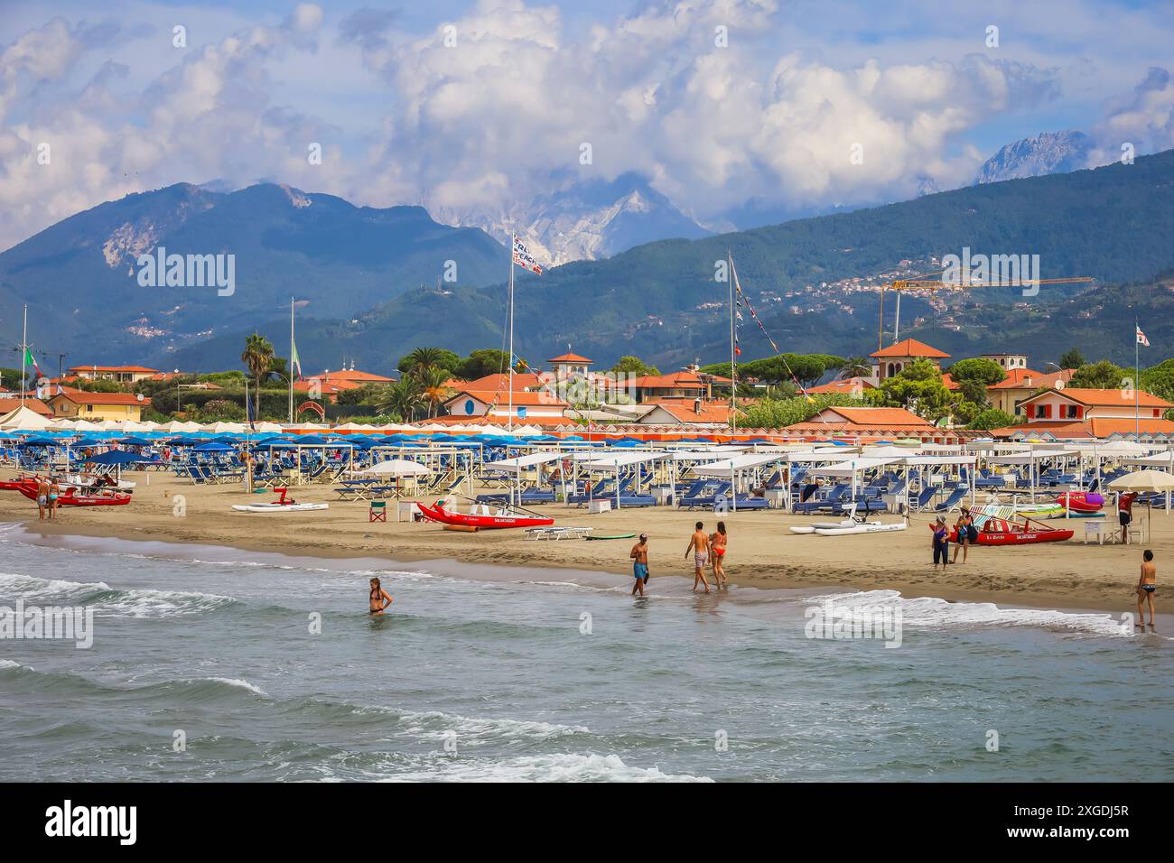 Beautiful beach with swimmers and sunbathers in Forte Dei Marmi, Italy ...
