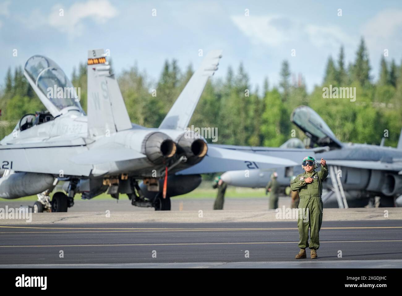 Fairbanks, USA. 08th July, 2024. A US soldier gives instructions to F18 ...