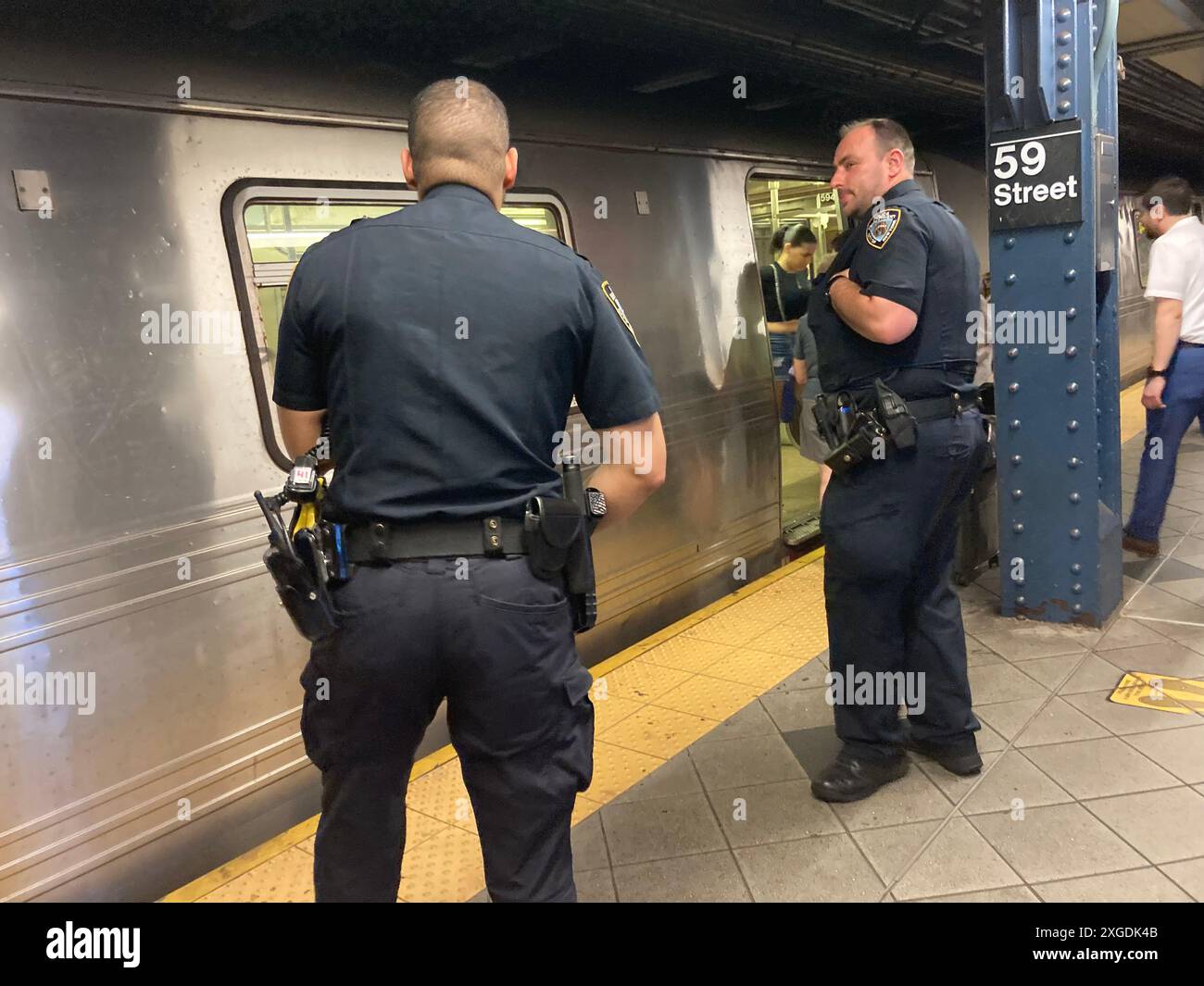 Police officer new york subway hi-res stock photography and images - Alamy