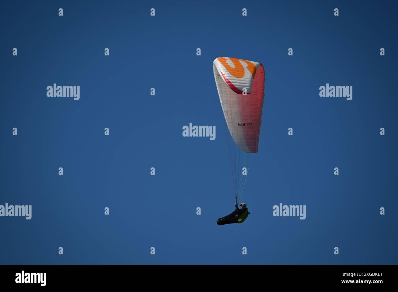 PARA-GLIDER CAPTURED WHILST RIDING THE AIR CURRENTS ON A BEAUTIFUL ...