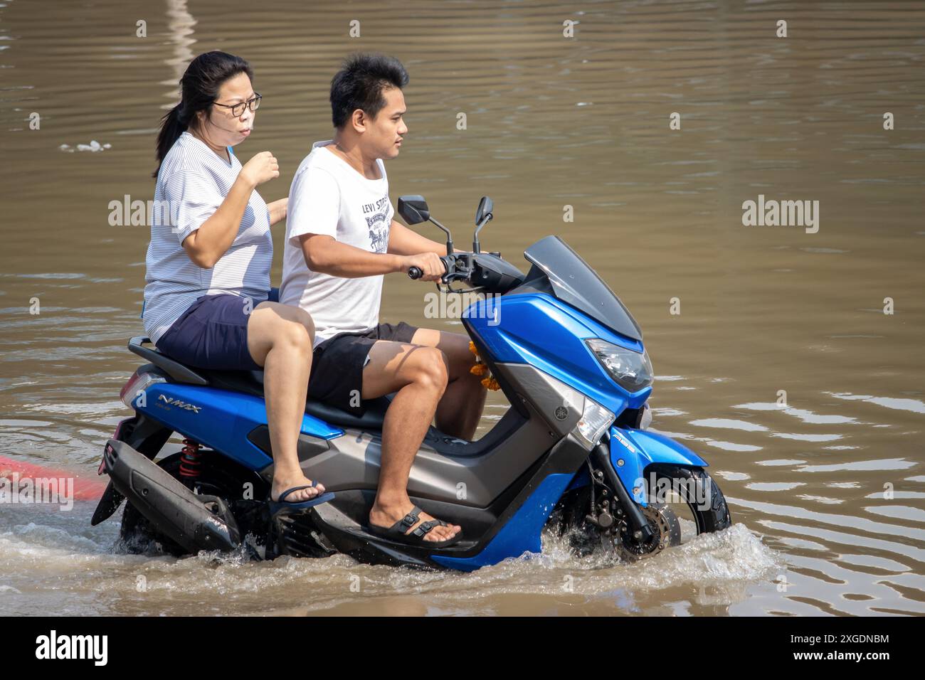 Motorcycle rides through water hi-res stock photography and images - Alamy