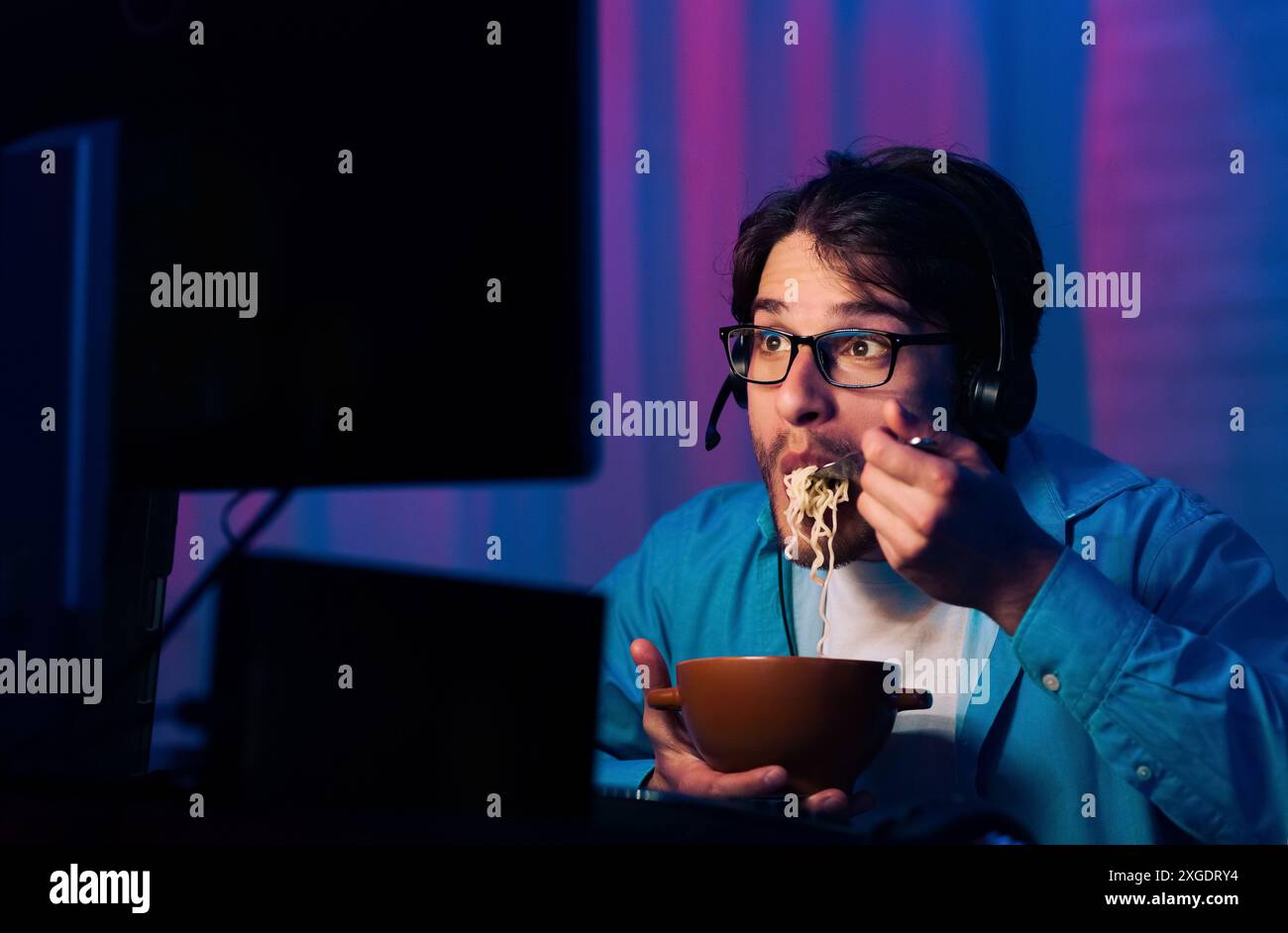 Guy eating playing video game hi-res stock photography and images - Alamy