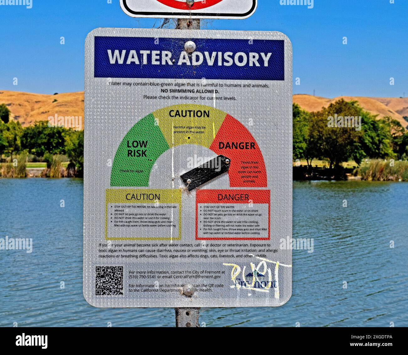 water advisory sign set at danger for man made Lake Elizabeth in ...