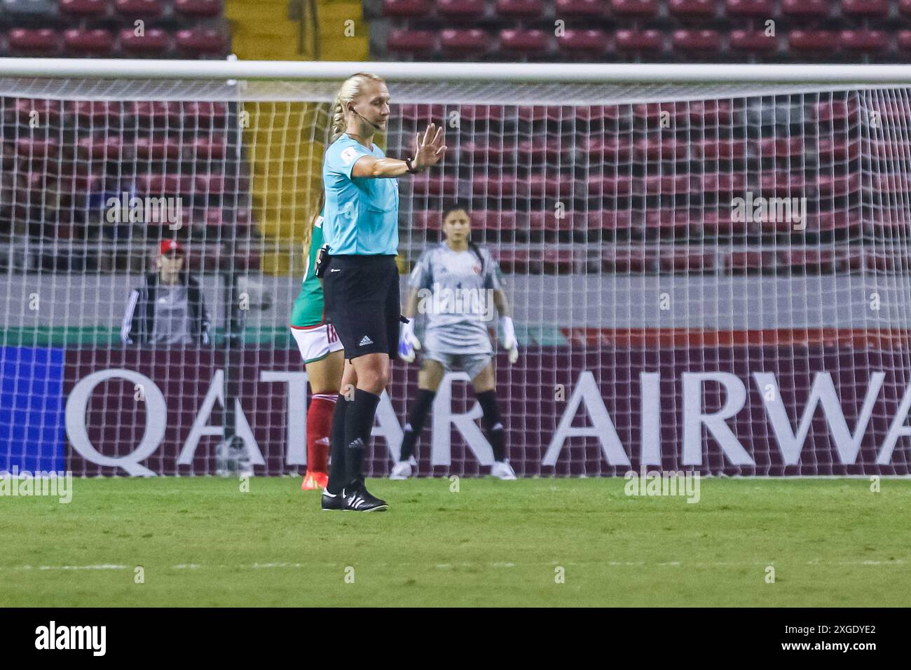 Fifa referee tess olofsson hi-res stock photography and images - Alamy
