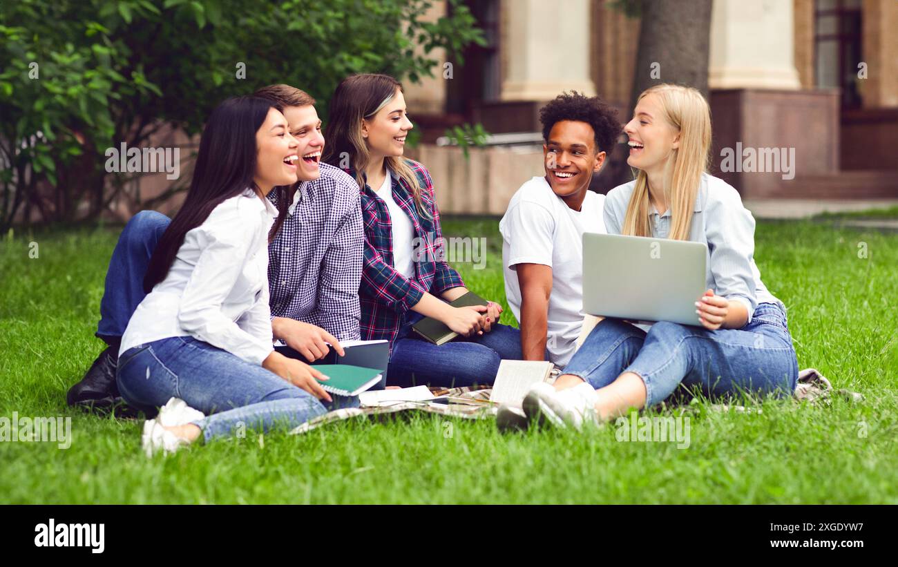 Campus gathering space hi-res stock photography and images - Alamy