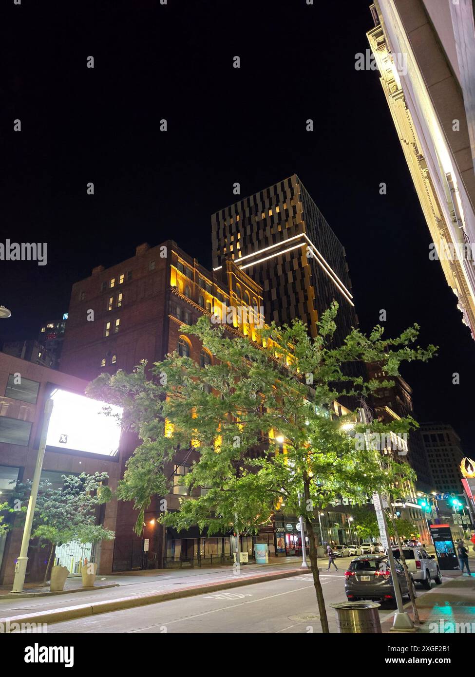 Nighttime urban street scene hi-res stock photography and images - Alamy