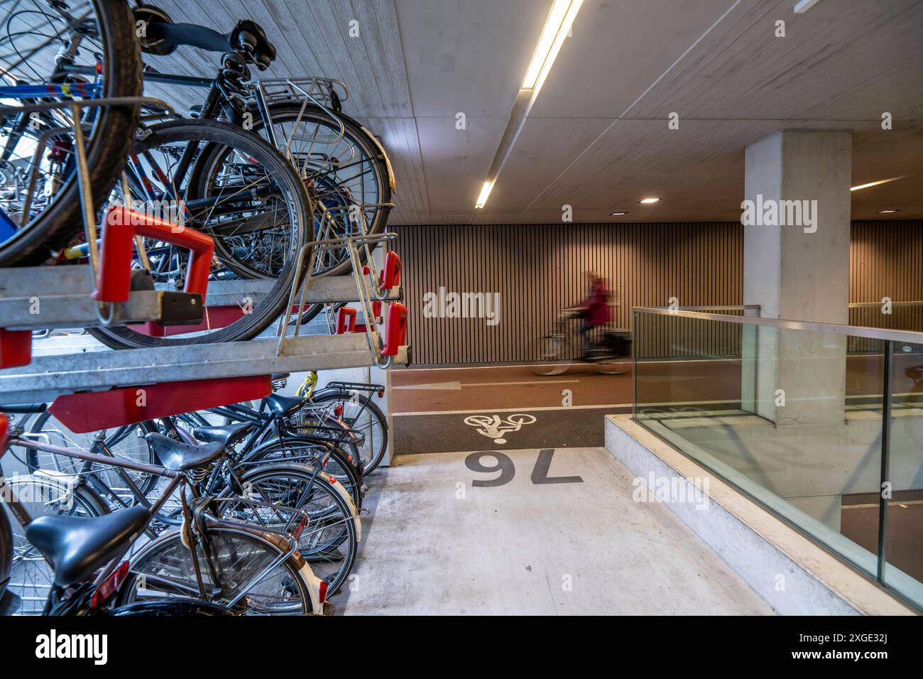 Fahrradparkhaus am Hauptbahhnhof Utrecht Centraal, Stationsplein, auf 3 ...