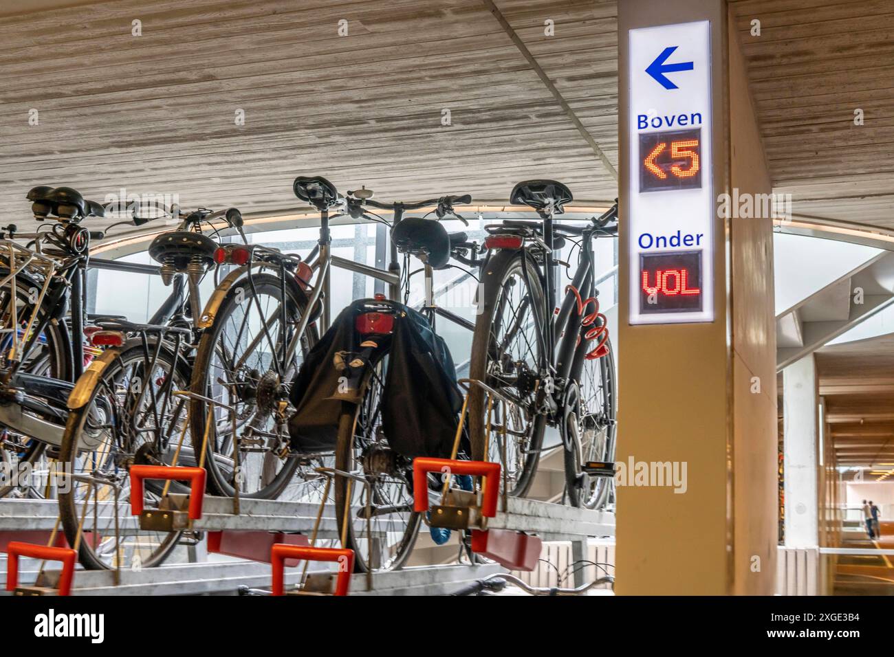Fahrradparkhaus am Hauptbahhnhof Utrecht Centraal, Stationsplein, auf 3 ...