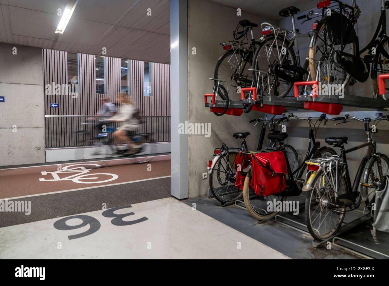 Fahrradparkhaus am Hauptbahhnhof Utrecht Centraal, Stationsplein, auf 3 ...