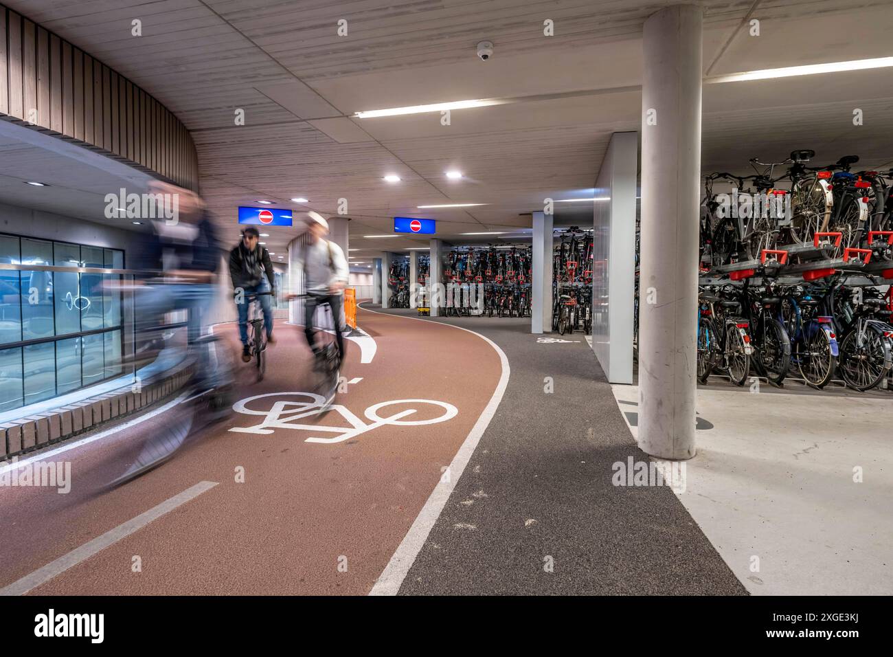 Fahrradparkhaus am Hauptbahhnhof Utrecht Centraal, Stationsplein, auf 3 ...