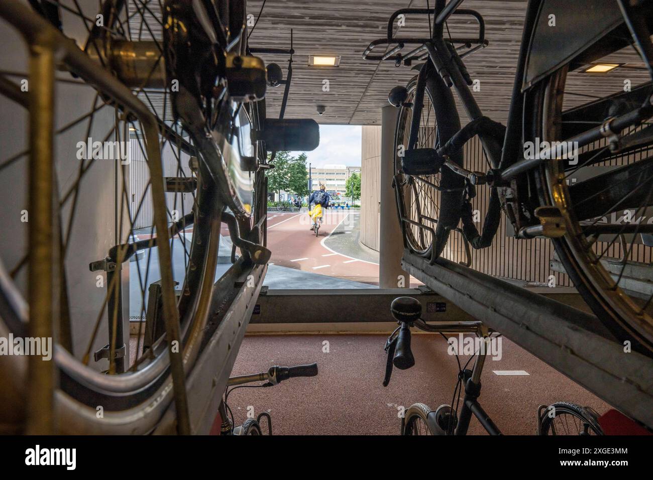 Fahrradparkhaus am Hauptbahhnhof Utrecht Centraal, Stationsplein, auf 3 ...