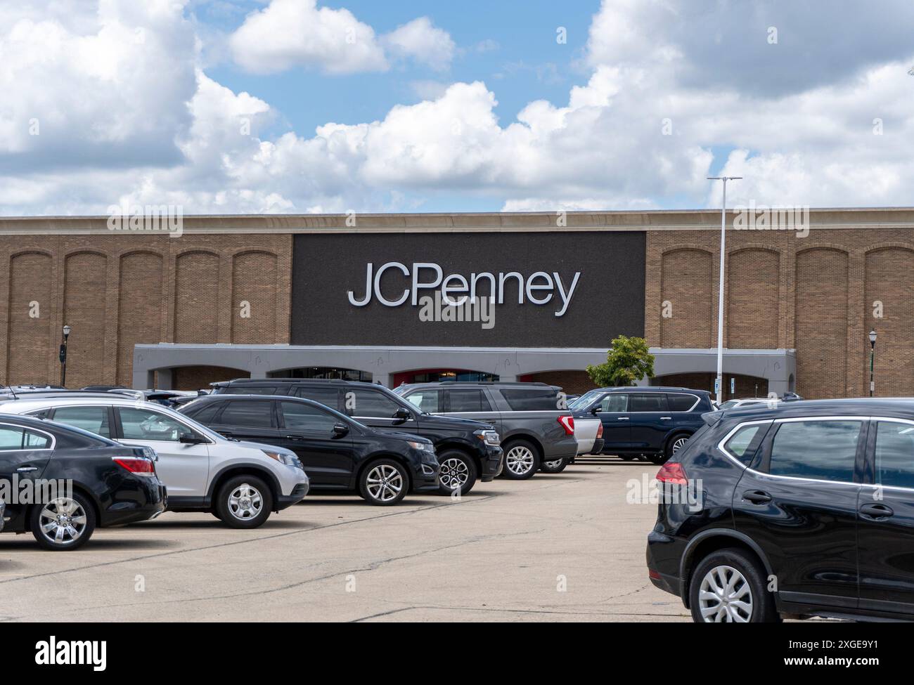 A mall parking lot in front of a JC Penney department store Stock Photo ...
