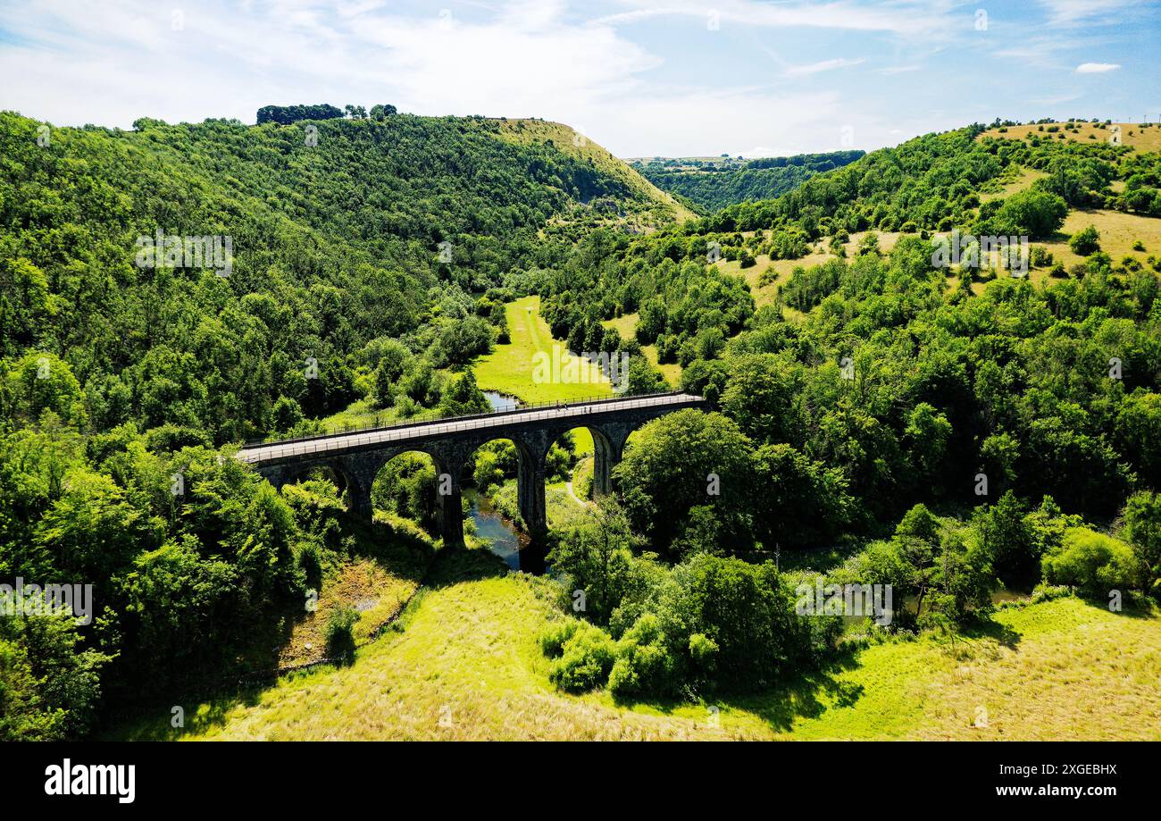 Monsal dale headstone viaduct peak hi-res stock photography and images ...