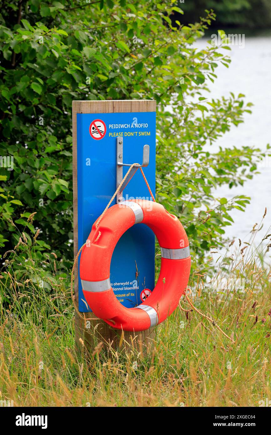 Please Don't Swim sign and lifebelt floatation device, Cosmeston Lakes ...
