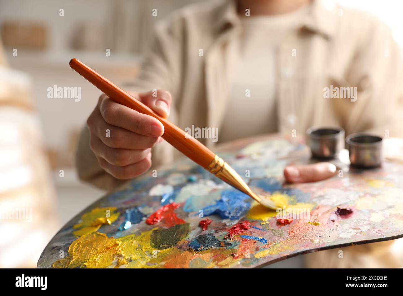 Woman mixing paints on palette hi-res stock photography and images - Alamy