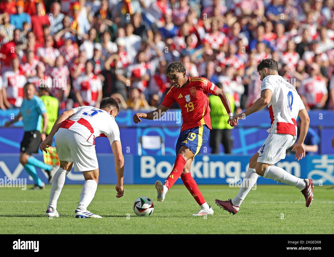 Lamine yamal legs hi-res stock photography and images - Alamy