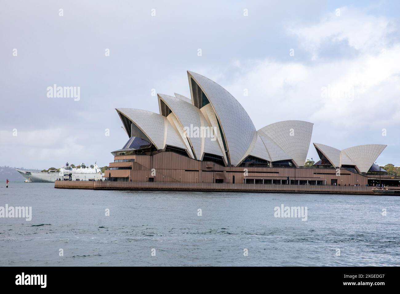 Sydney Opera House on Sydney harbour, with HMAS Canberra at Garden ...