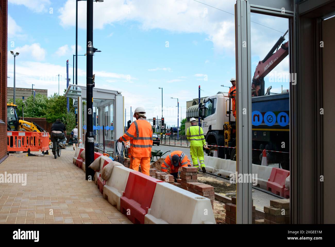 Construction workers paving road hi-res stock photography and images ...