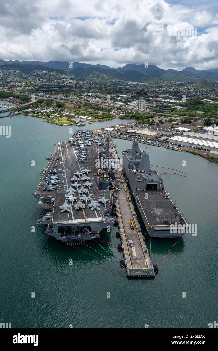 An aerial view of Nimitz-class aircraft carrier USS Carl Vinson (CVN 70 ...