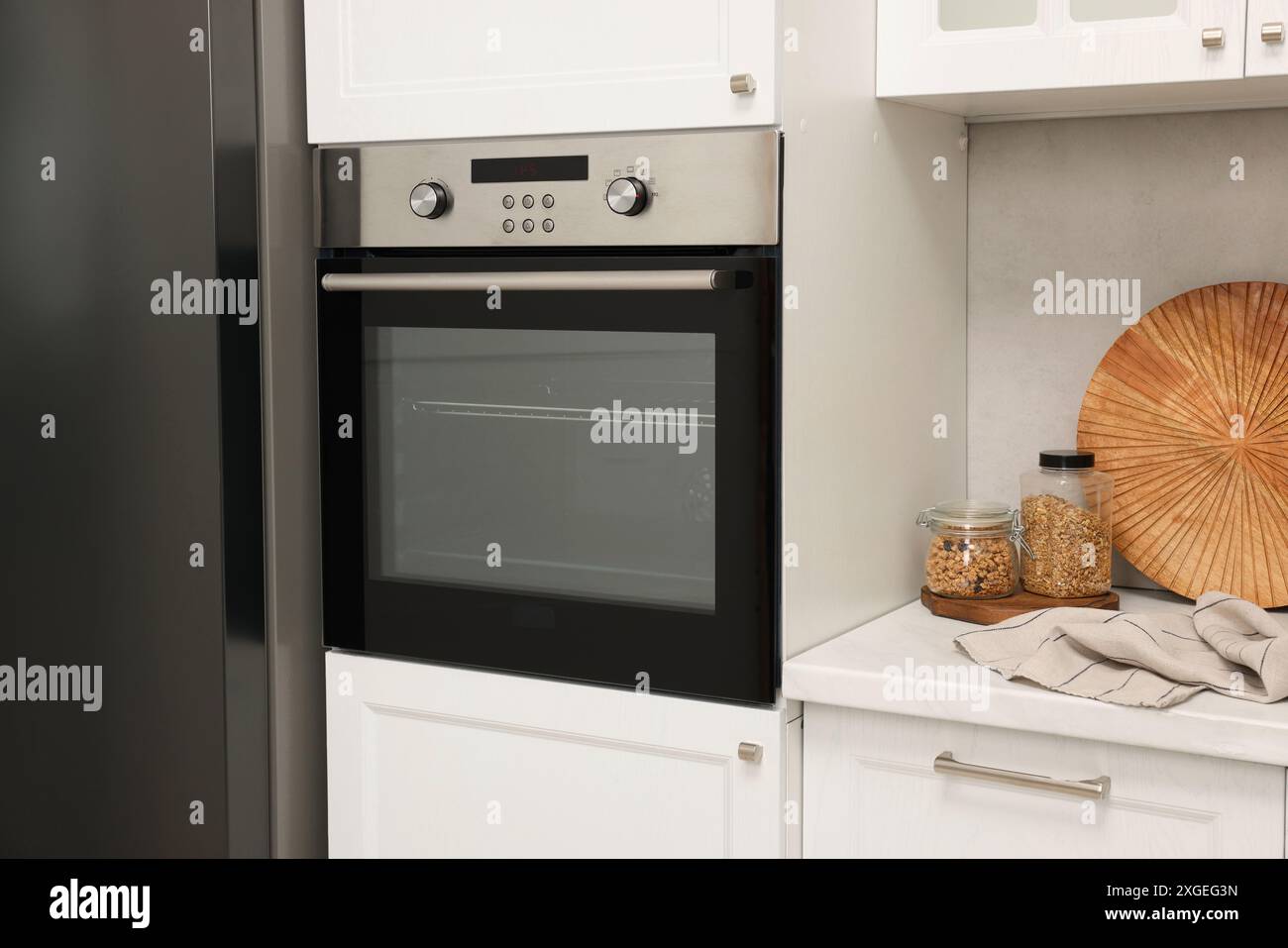 New electric oven in kitchen. Cooking appliance Stock Photo - Alamy