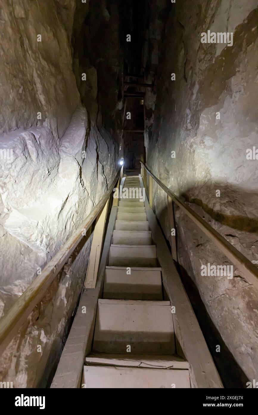 Bent Pyramid, Pharaoh Sneferu(Snofru, Snefru), basement stairs to ...