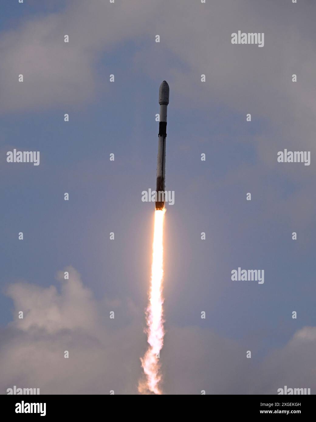 A SpaceX Falcon 9 rocket launches the Turksat 6 communications ...
