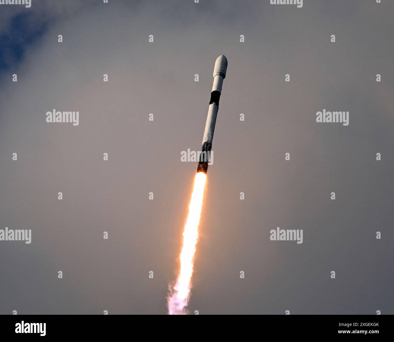 A SpaceX Falcon 9 rocket launches the Turksat 6 communications ...