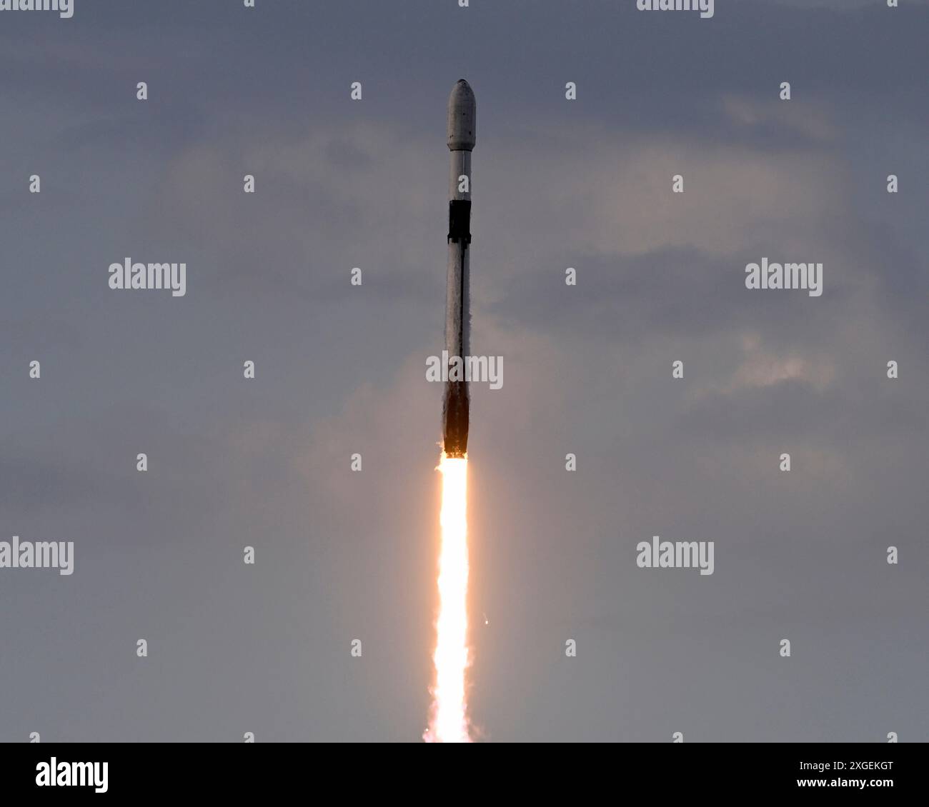 A SpaceX Falcon 9 rocket launches the Turksat 6 communications ...