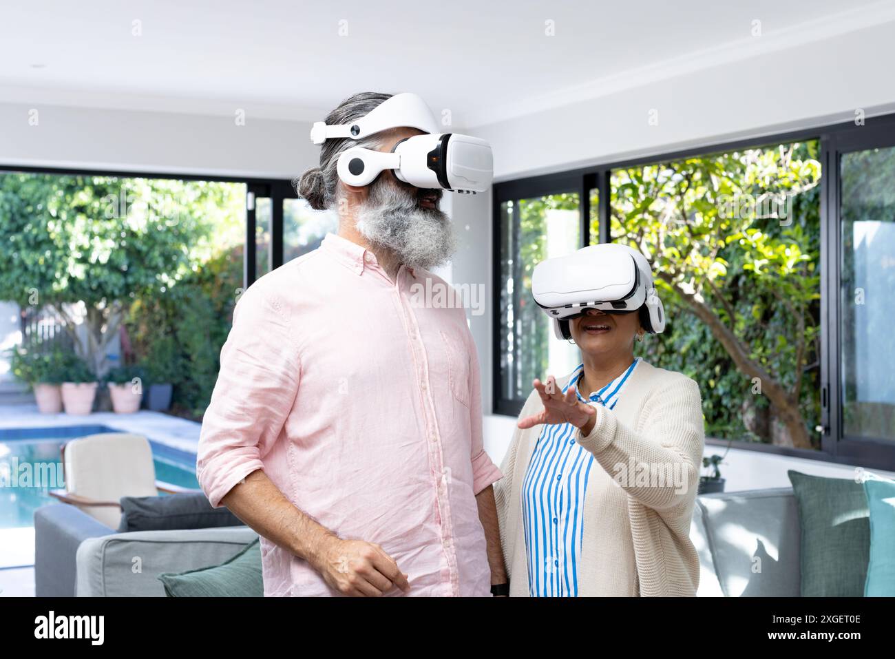 Room people headsets vr hi-res stock photography and images - Alamy