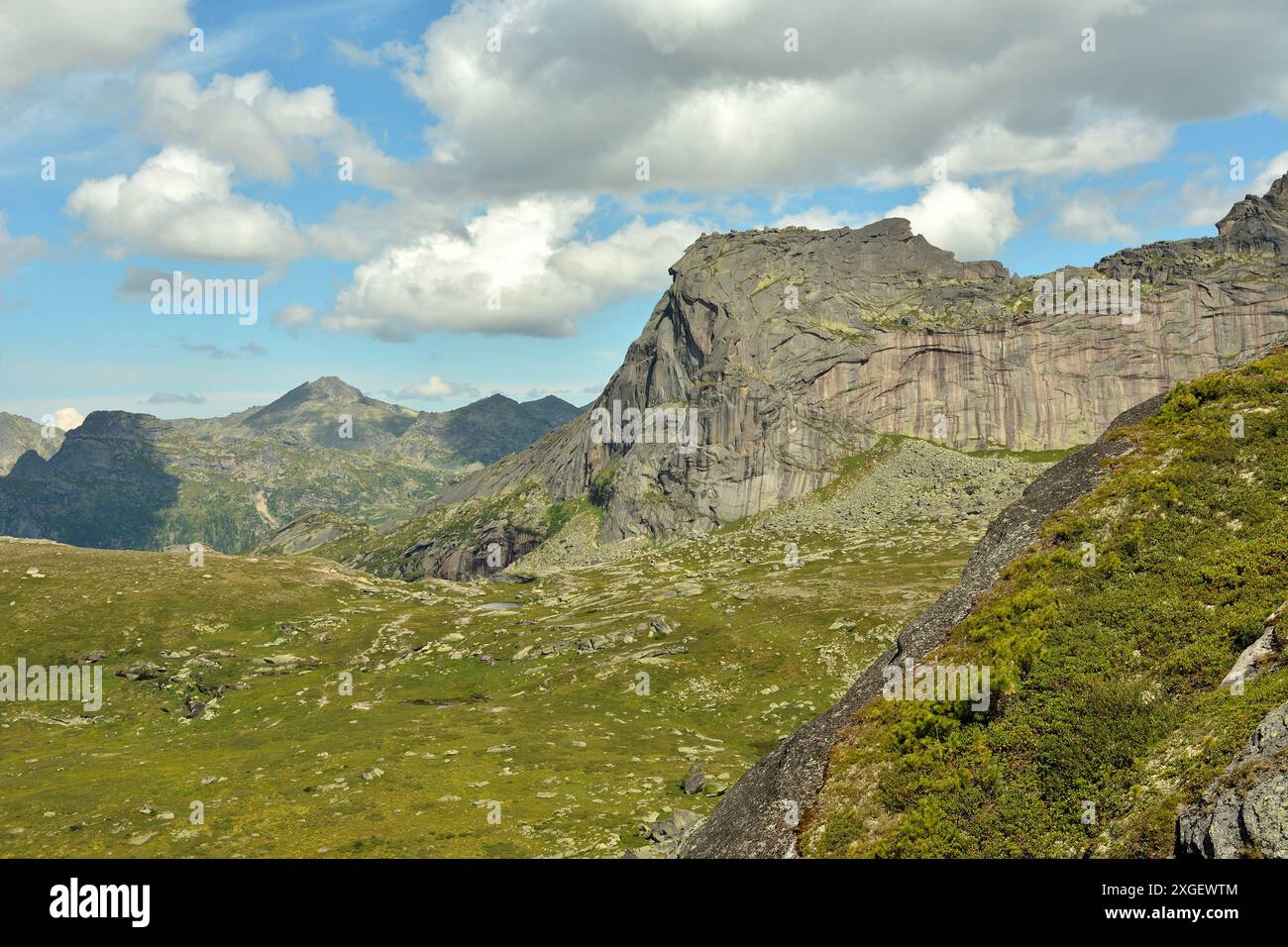 Surrounded mountain ranges extreme hi-res stock photography and images ...
